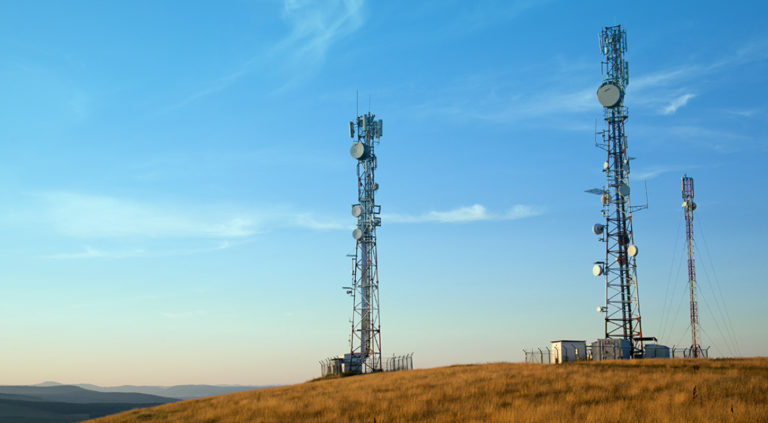 Cellnex da el salto a Portugal con la compra del líder de torres Omtel